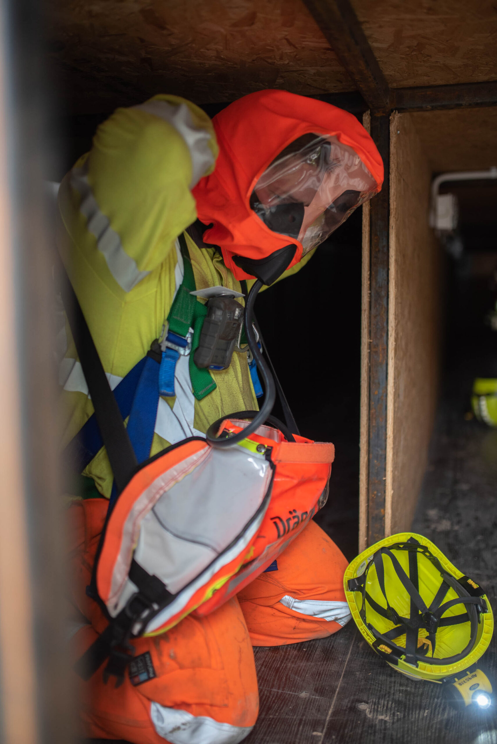 Working In & Control Entry Arrangements For High Risk Confined Spaces ...